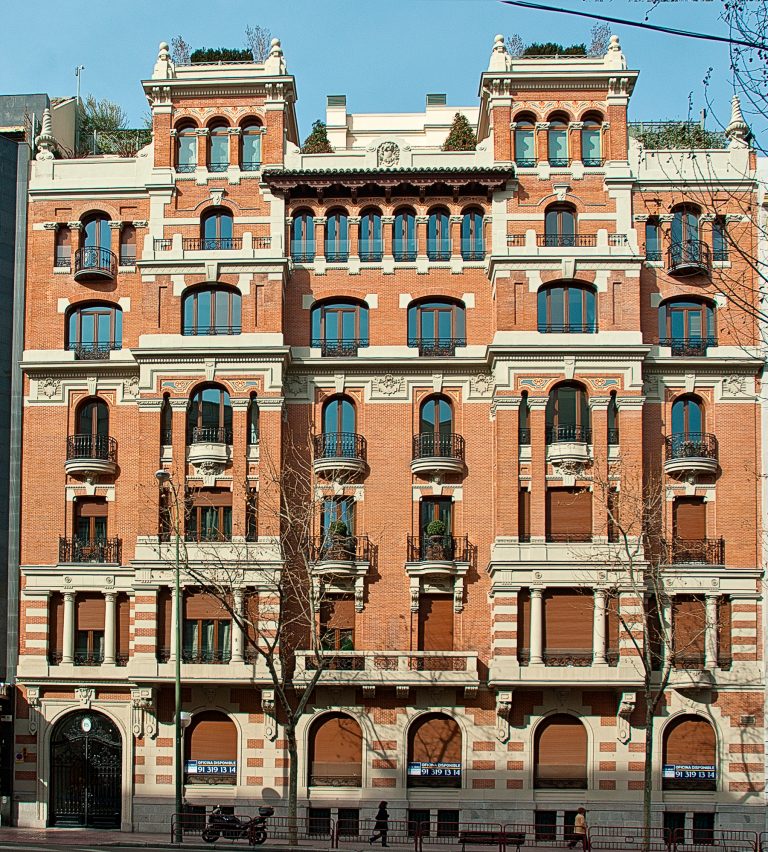 Ladrillo visto antiguo en las oficinas modernas