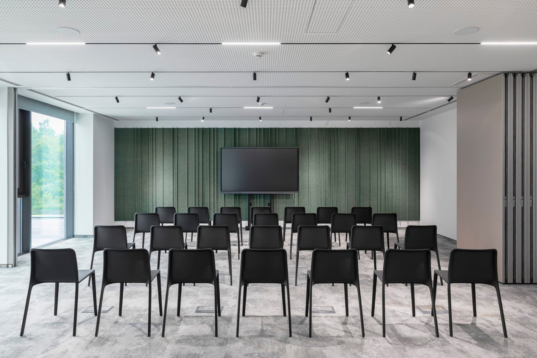 Siete sillas para siete auditorios - Limobel