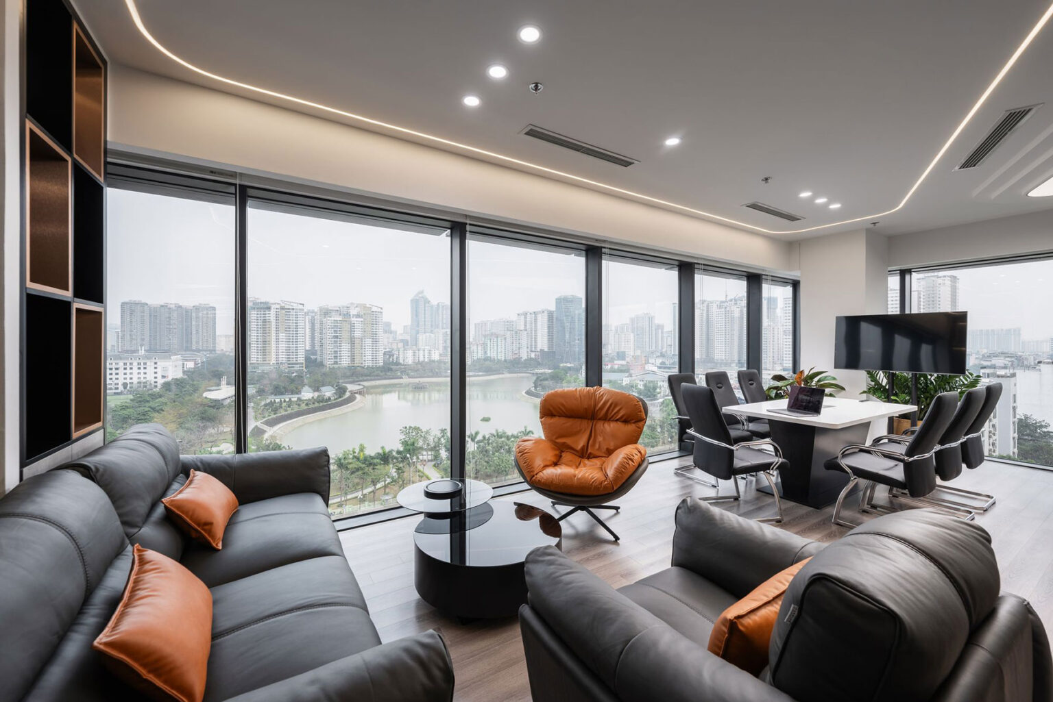 Sofas and seats upholstered in leather or hide - Limobel
